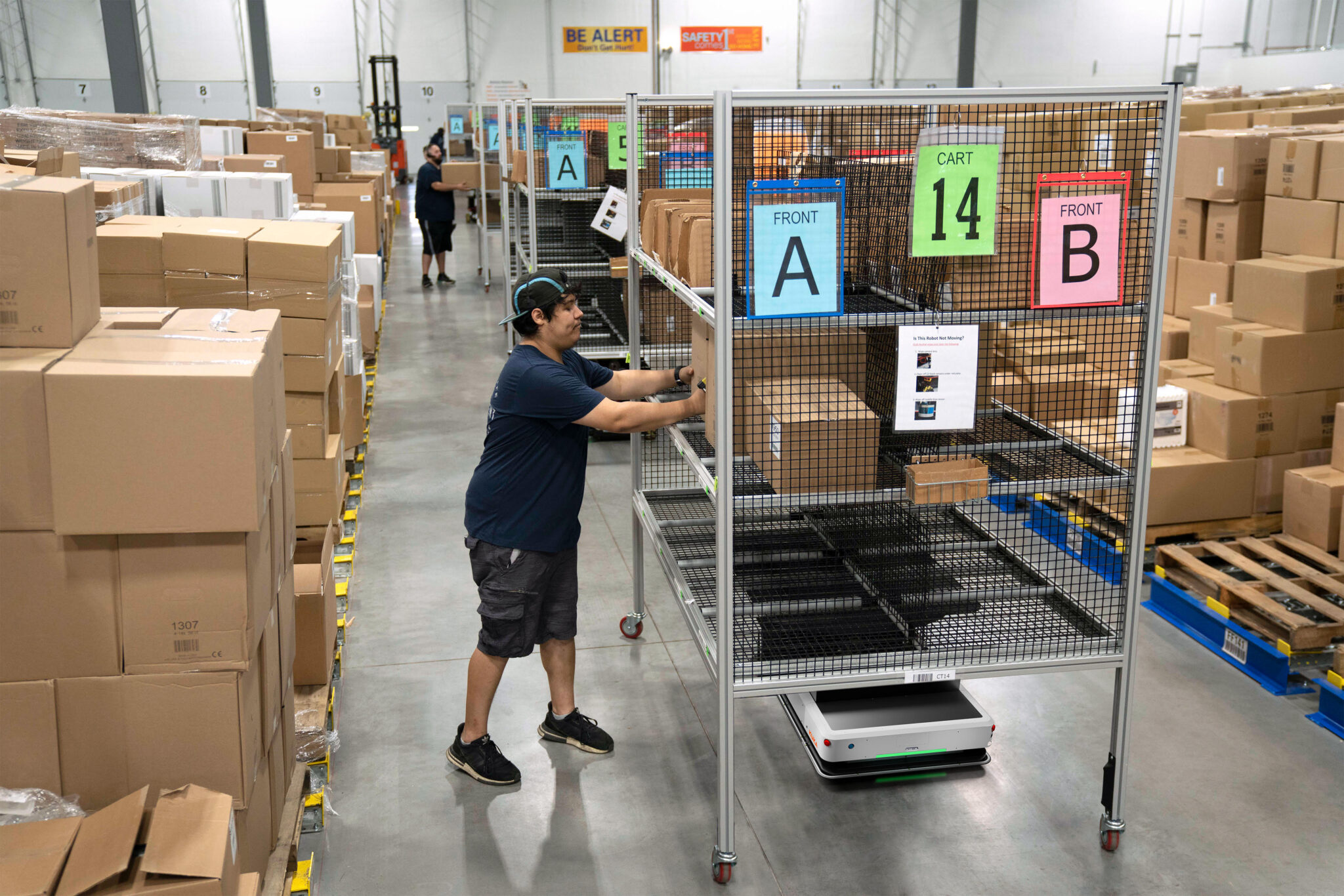 AMR Picking That Increases Fulfillment Throughput